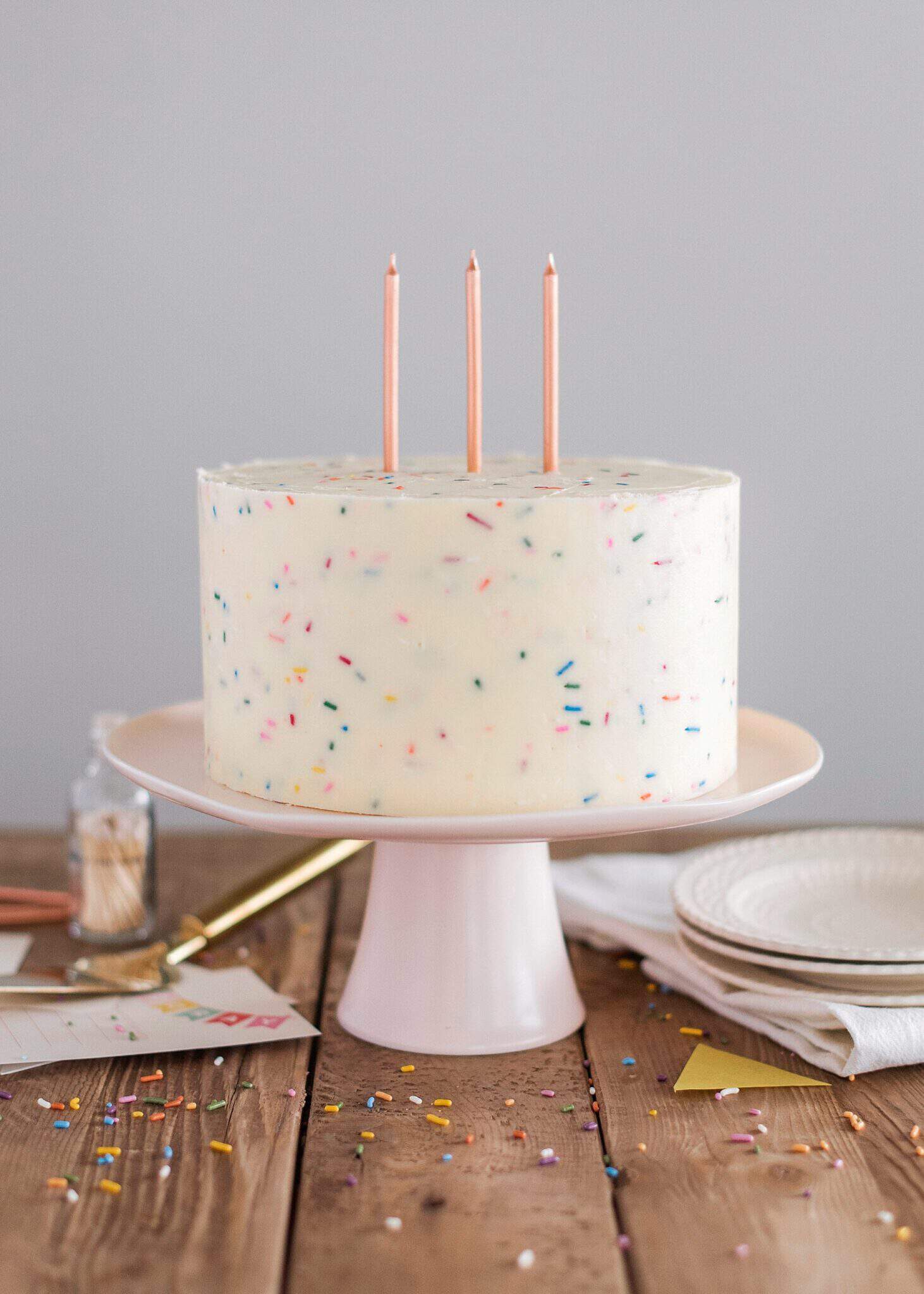 20 Neutral Birthday Cake Ideas - Lady Celebrations