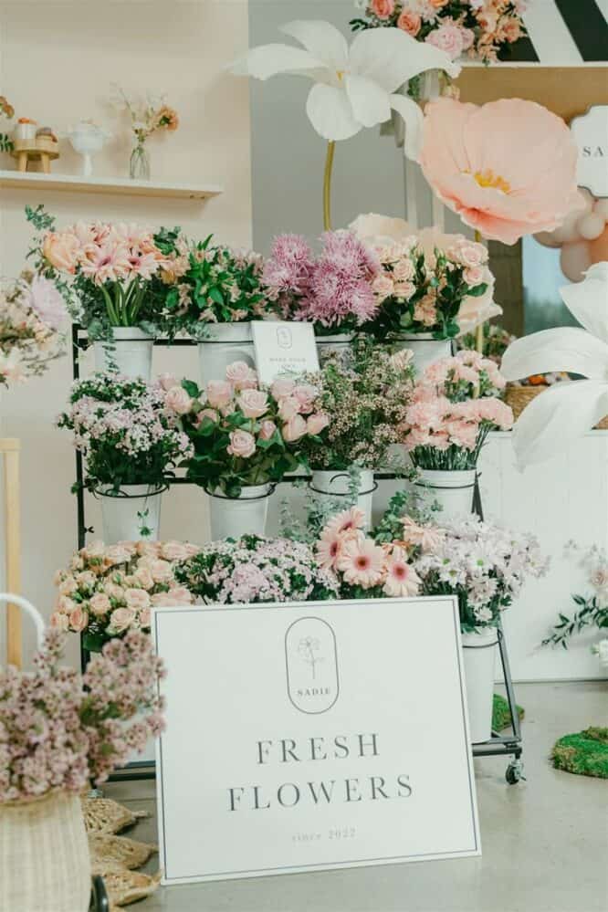 18 Fantastic Flower Bar Display Ideas - Lady Celebrations