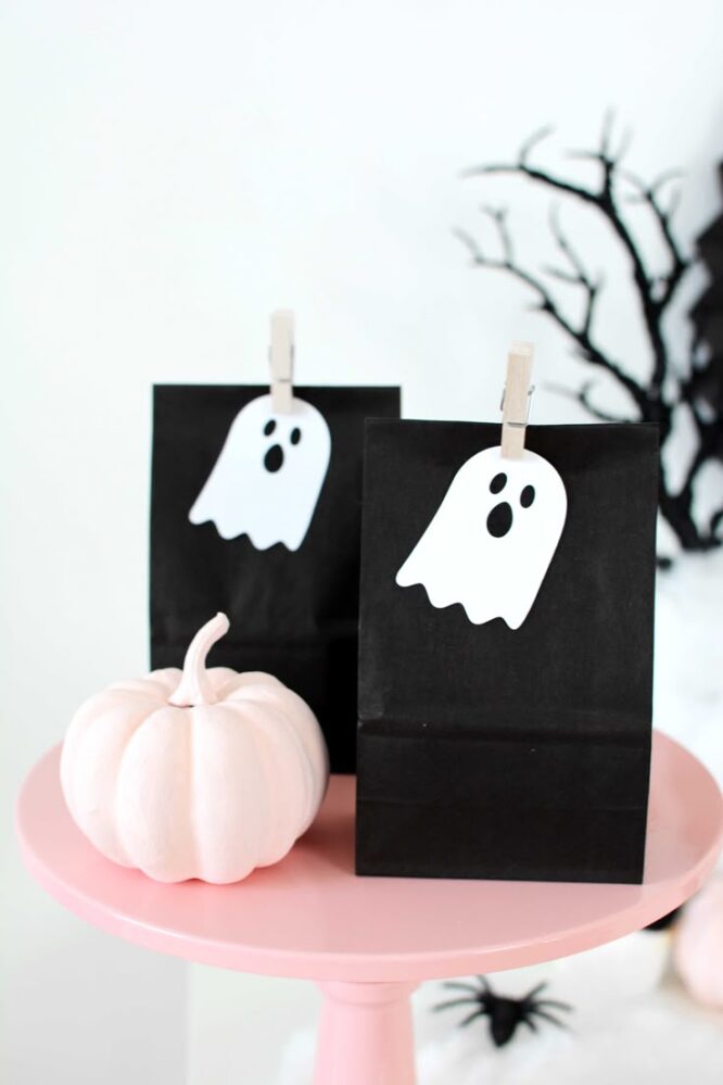 22 Simple & Easy Halloween Party Ideas - Lady Celebrations