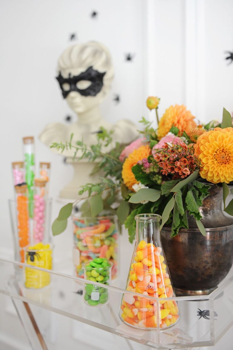 16 Spooky Halloween Candy Bar Displays - Lady Celebrations