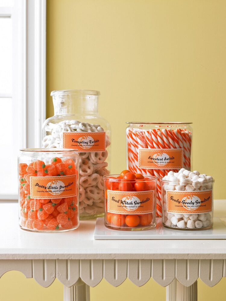 16 Spooky Halloween Candy Bar Displays - Lady Celebrations