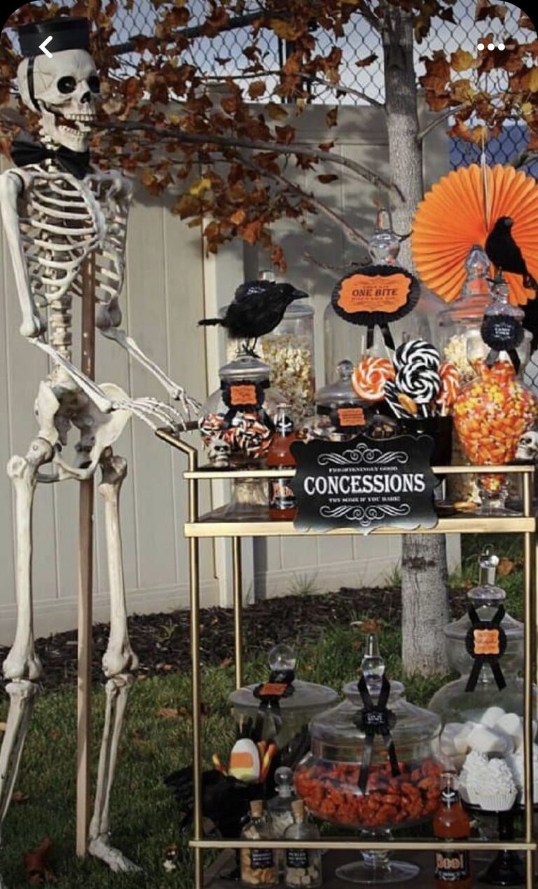 16 Spooky Halloween Candy Bar Displays - Lady Celebrations