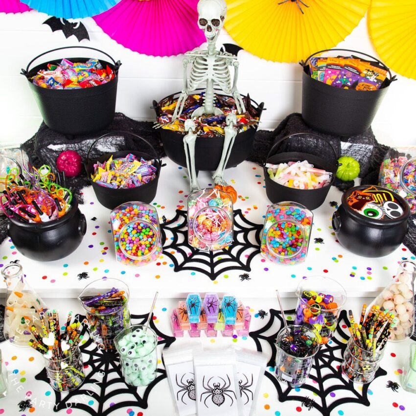 16 Spooky Halloween Candy Bar Displays - Lady Celebrations