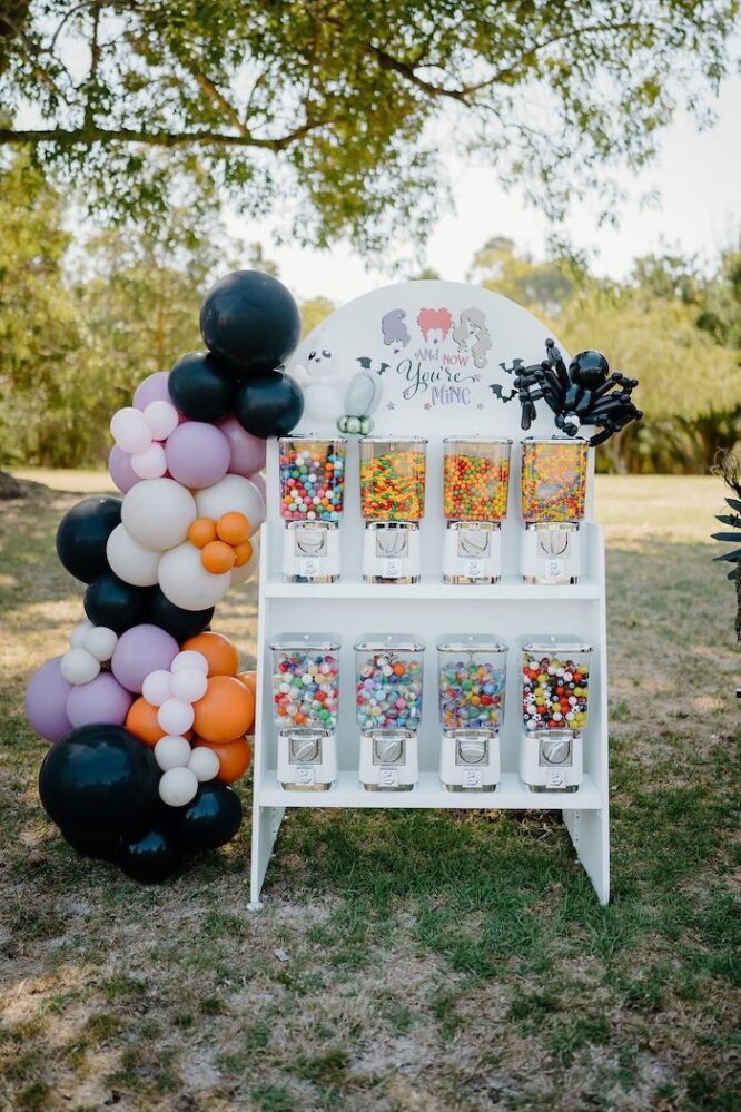 16 Spooky Halloween Candy Bar Displays - Lady Celebrations