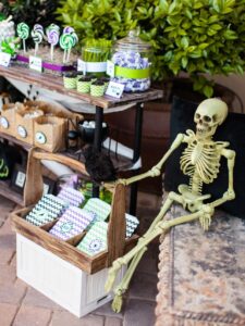 16 Spooky Halloween Candy Bar Displays - Lady Celebrations