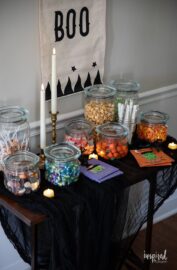 16 Spooky Halloween Candy Bar Displays - Lady Celebrations