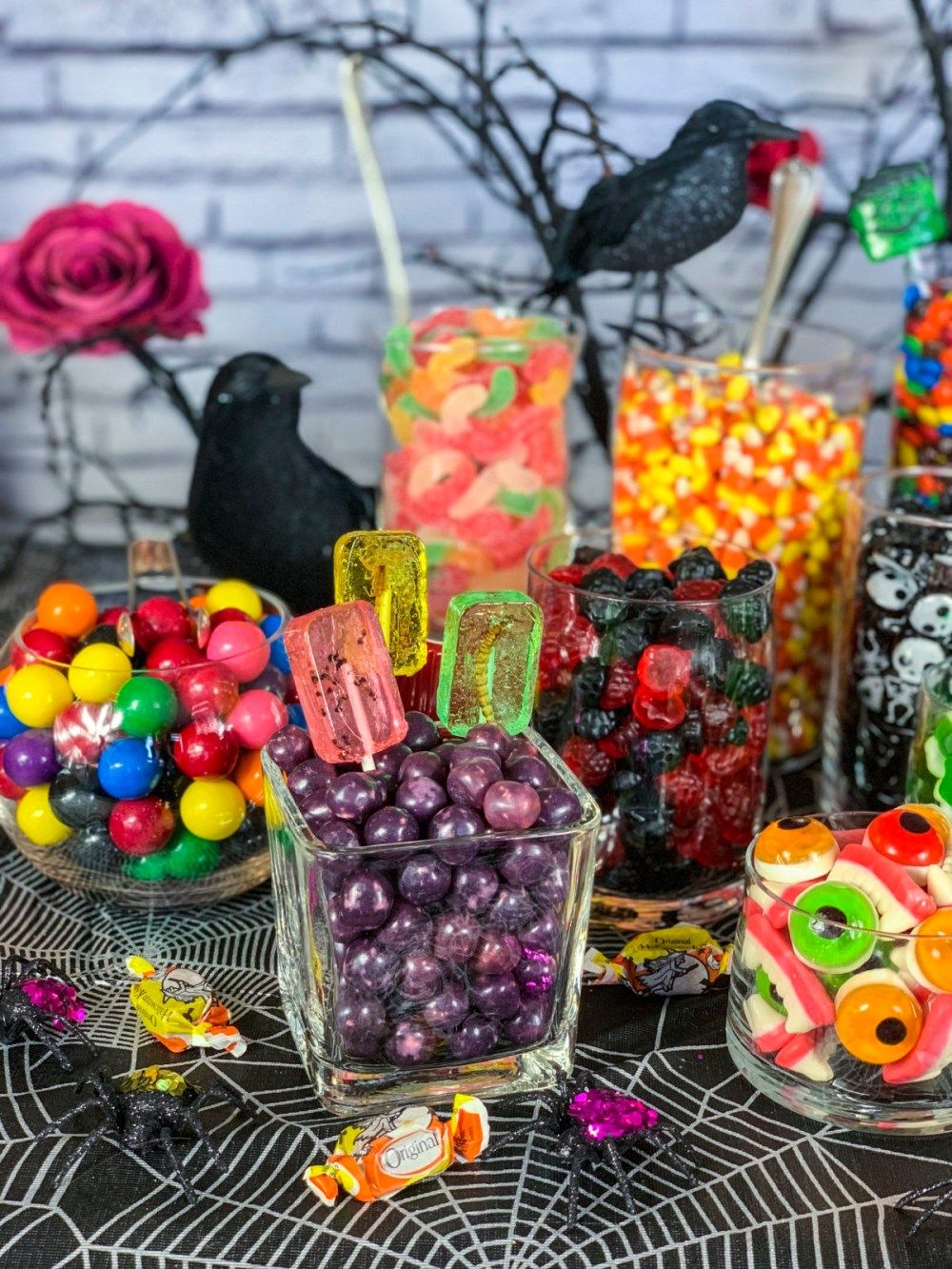 16 Spooky Halloween Candy Bar Displays - Lady Celebrations