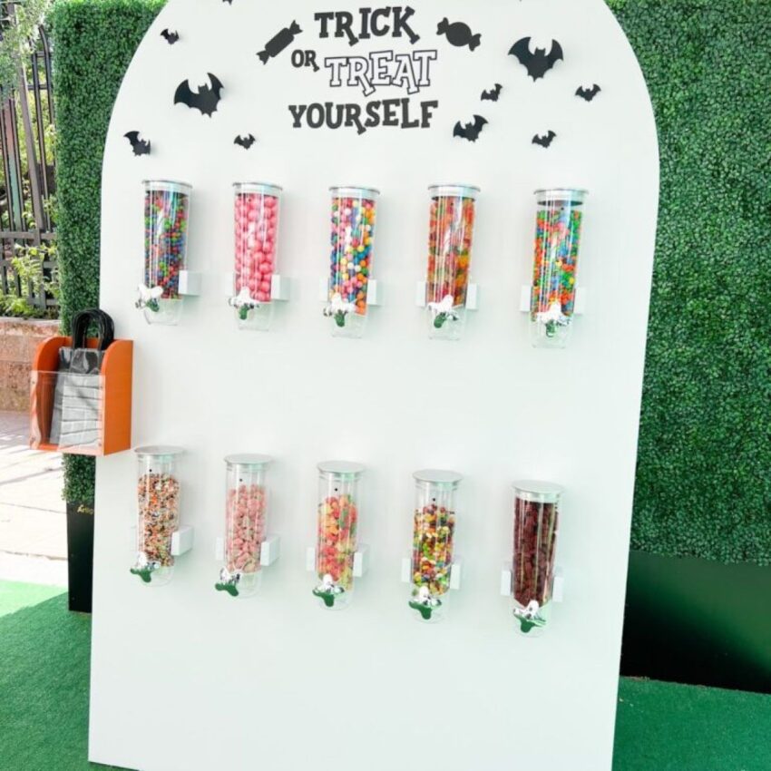 16 Spooky Halloween Candy Bar Displays - Lady Celebrations