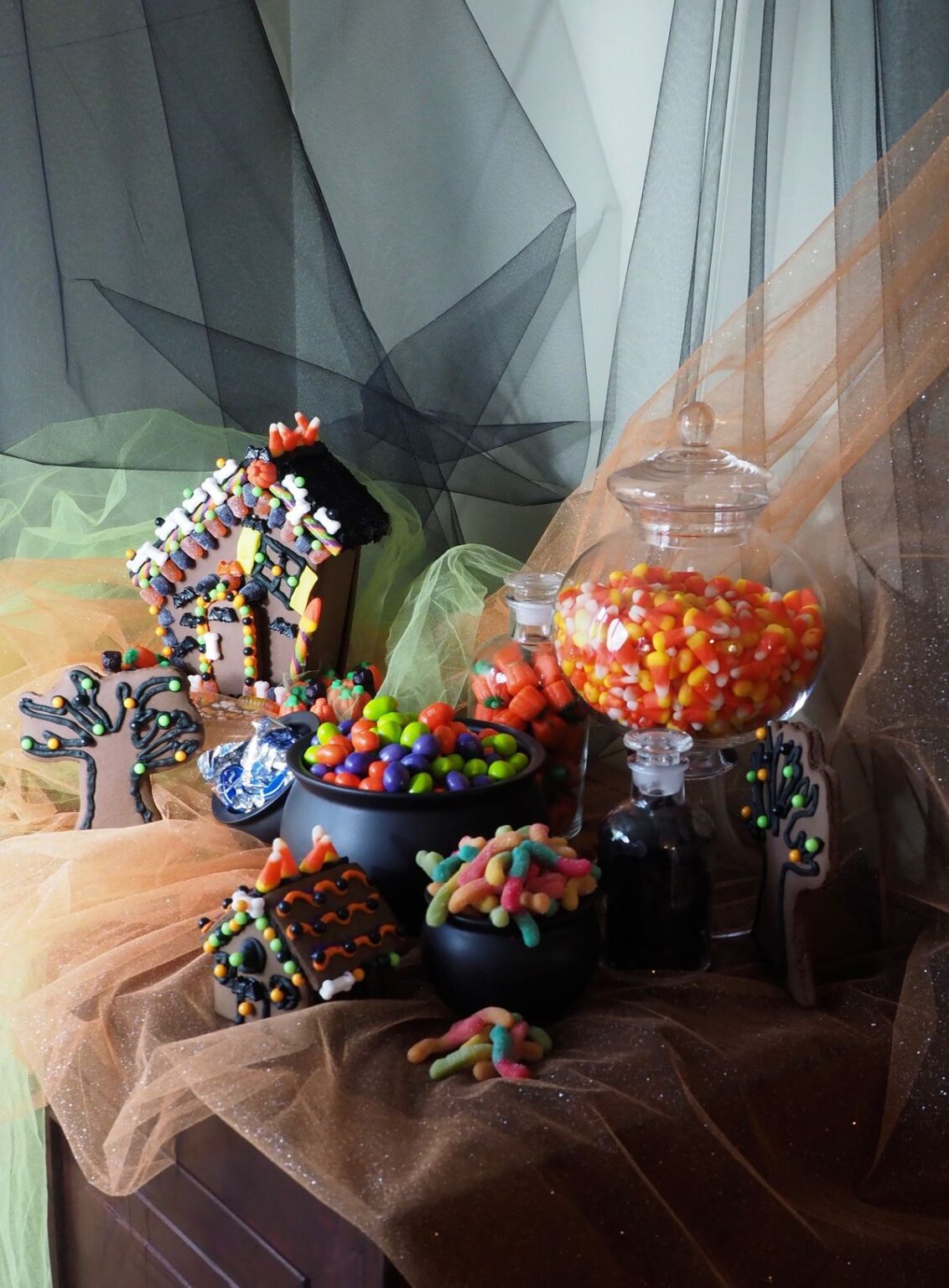 16 Spooky Halloween Candy Bar Displays - Lady Celebrations