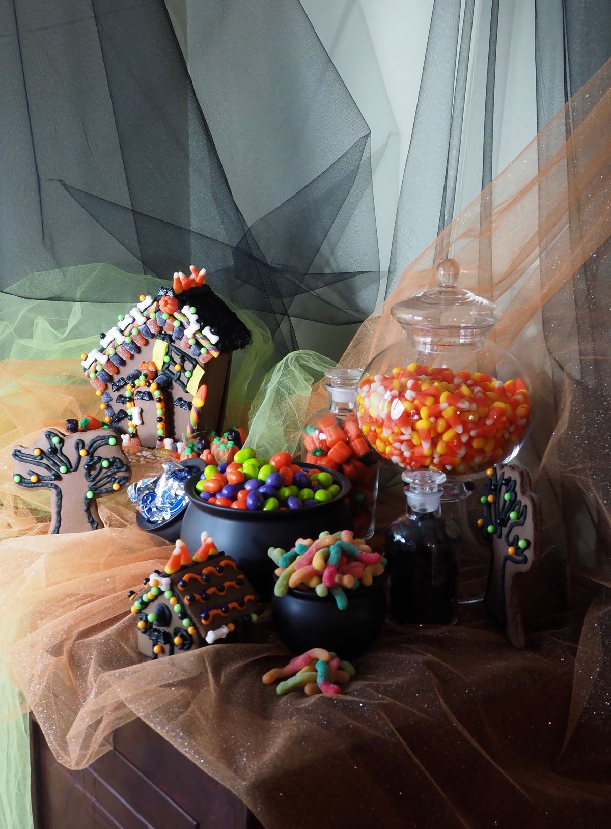 16 Spooky Halloween Candy Bar Displays - Lady Celebrations