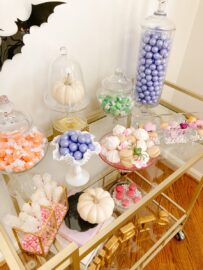 16 Spooky Halloween Candy Bar Displays - Lady Celebrations