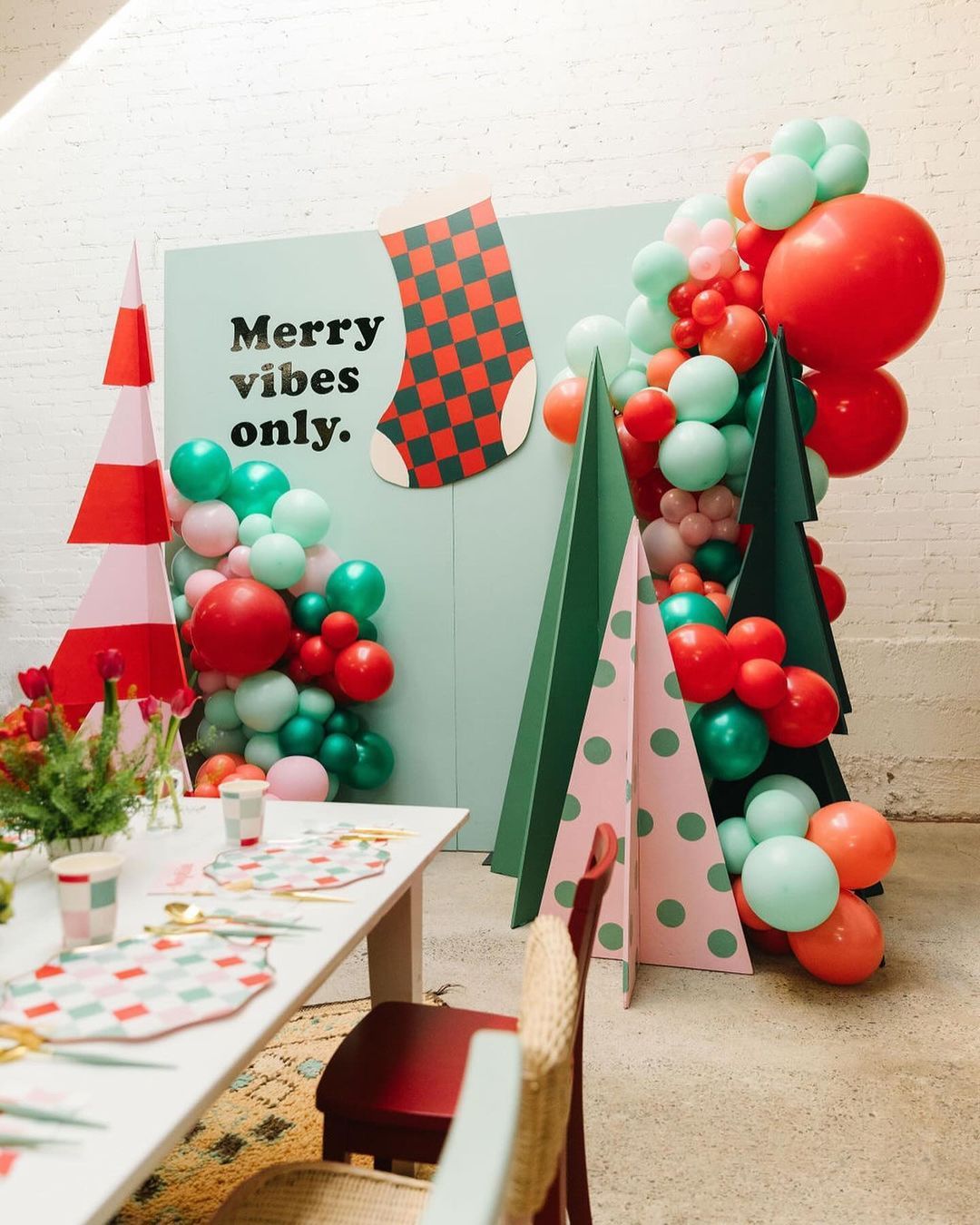 20 DIY Christmas Party Backdrops - Lady Celebrations